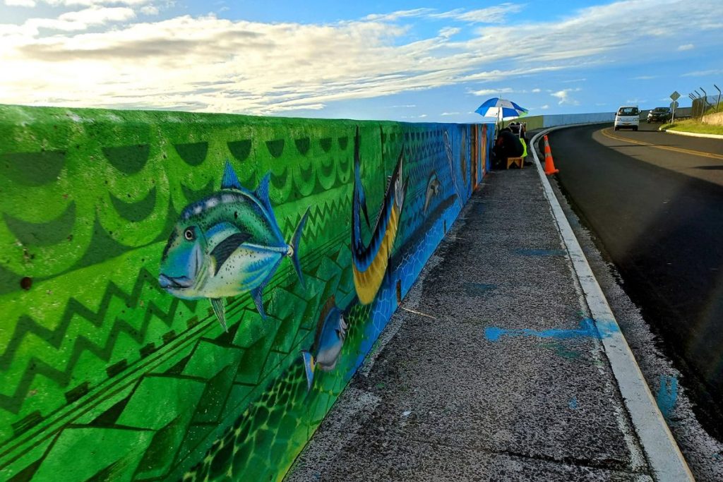 Street art, alle Isole Cook murales vista mare da record - ViaggiOff